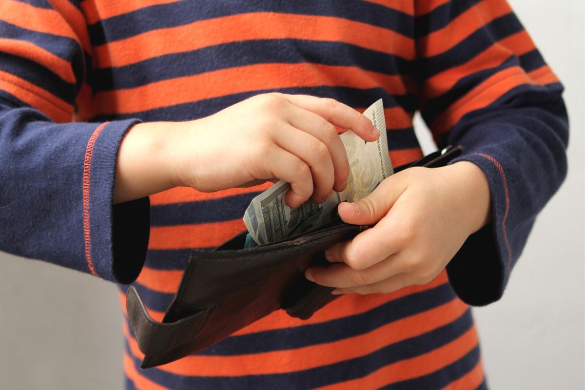 Best Wallets for Kids (to Help them Manage their Money)
